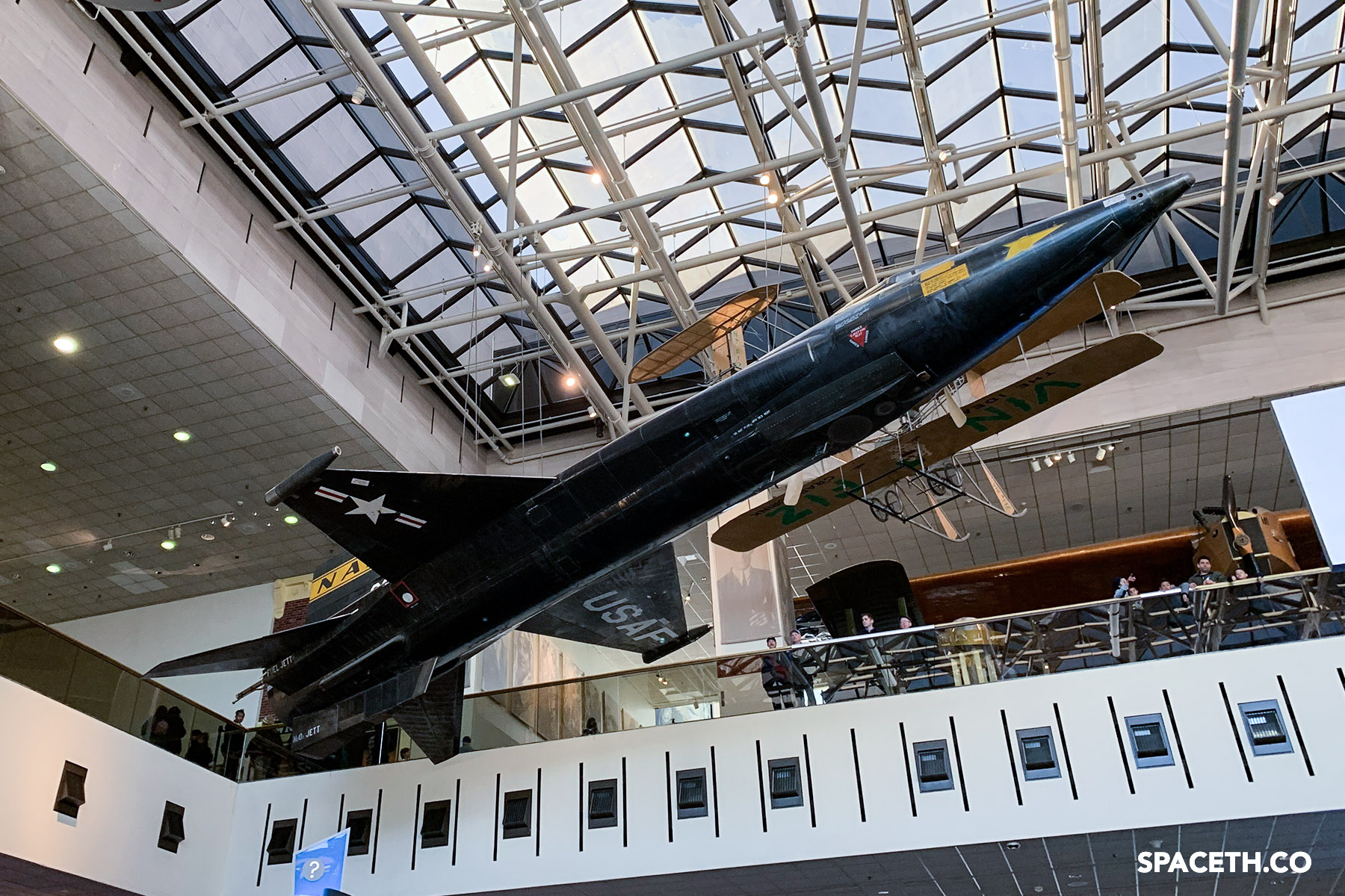 พาเดิน National Air and Space Museum ประวัติศาสตร์ เรื่องราว และวัตถุจริง