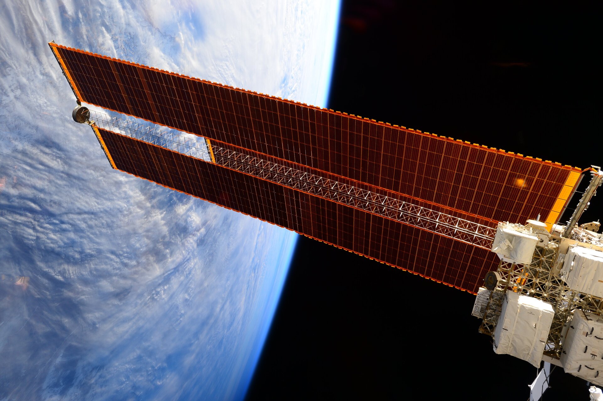 เจาะลึกระบบไฟฟ้าบนสถานีอวกาศนานาชาติ State of the Art แห่งการจัด ...