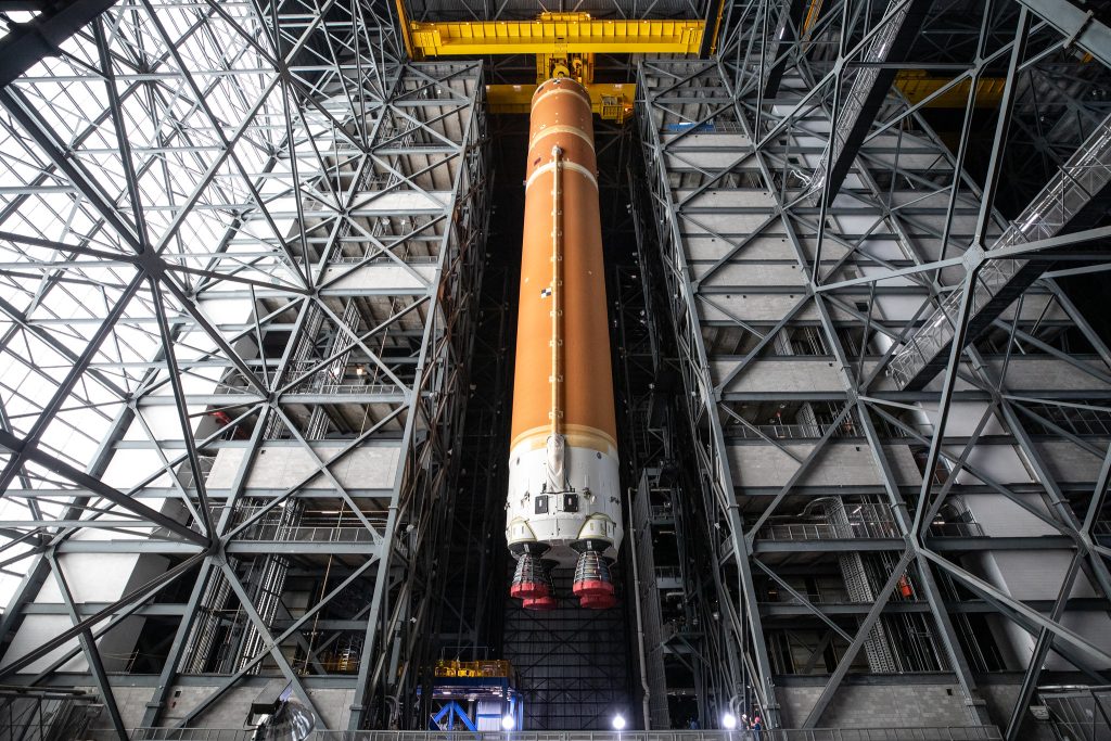 NASA เริ่มประกอบจรวด SLS สำหรับภารกิจ Artemis II