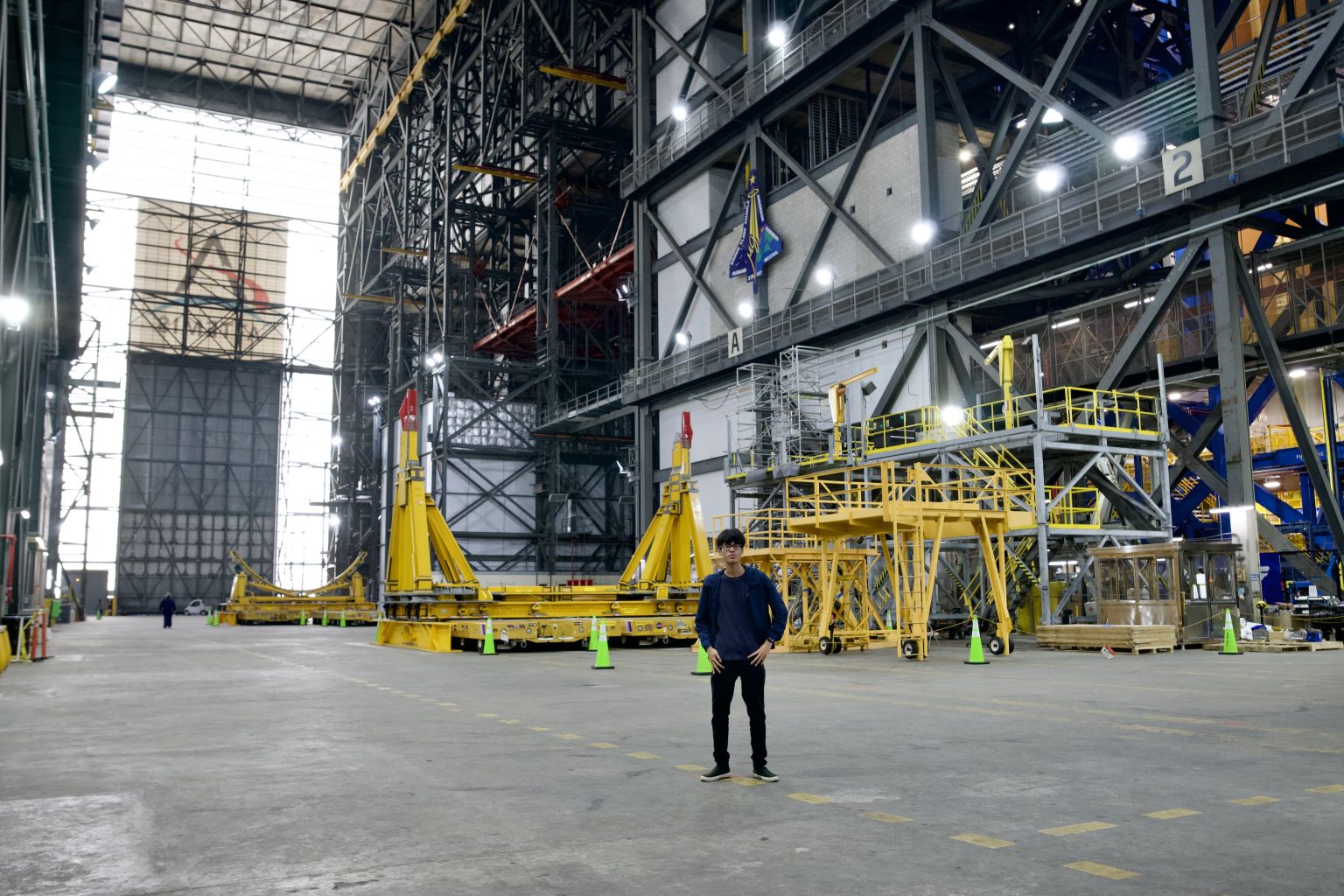 NASA พาทีมงานสเปซทีเอช ชมการประกอบจรวด SLS ในอาคาร VAB