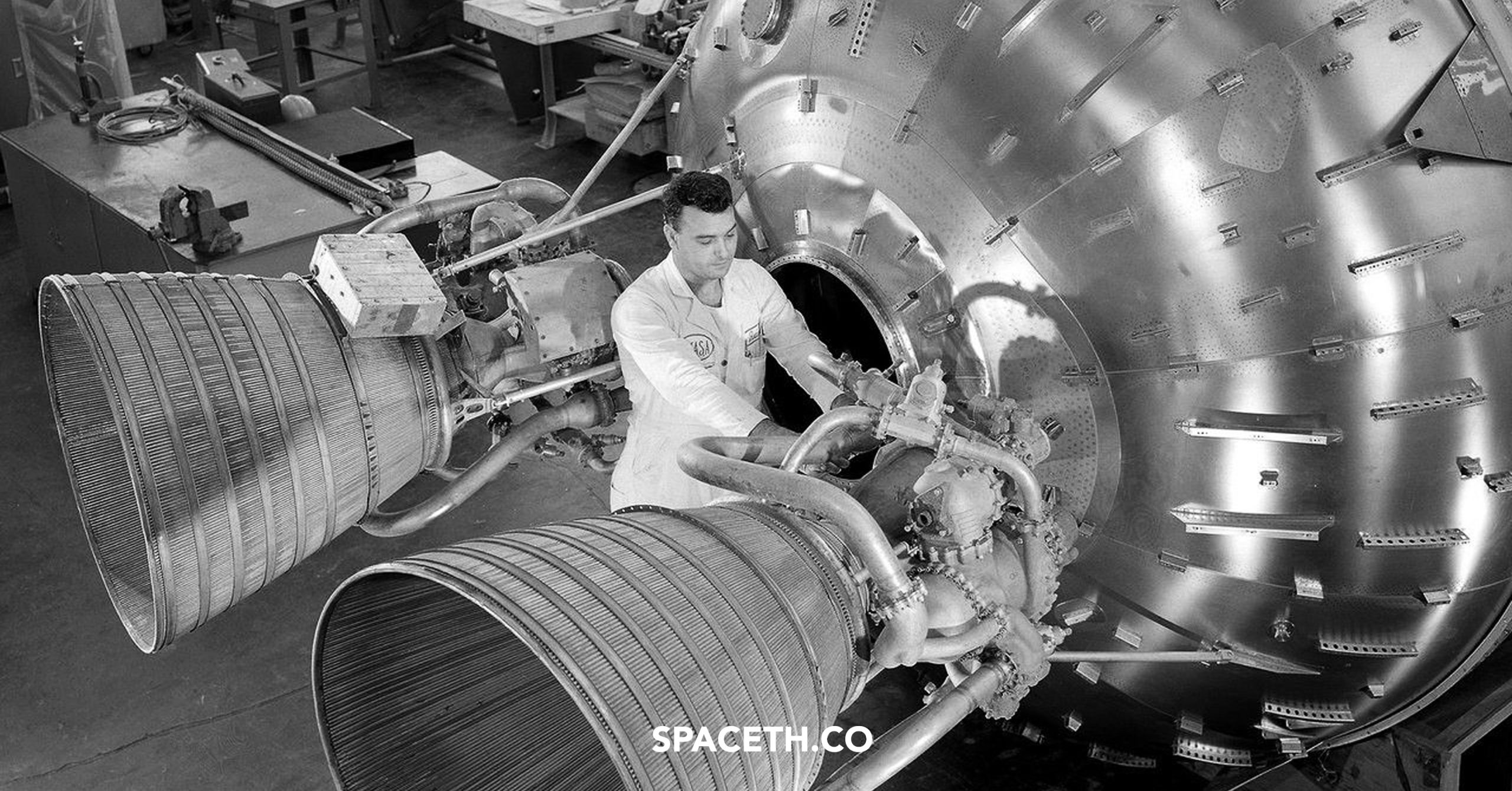 เครื่อง RL10 และ Centaur Upper Stage ชิ้นส่วนจรวดรุ่นปู่วัยเก๋า ที่วาง ...