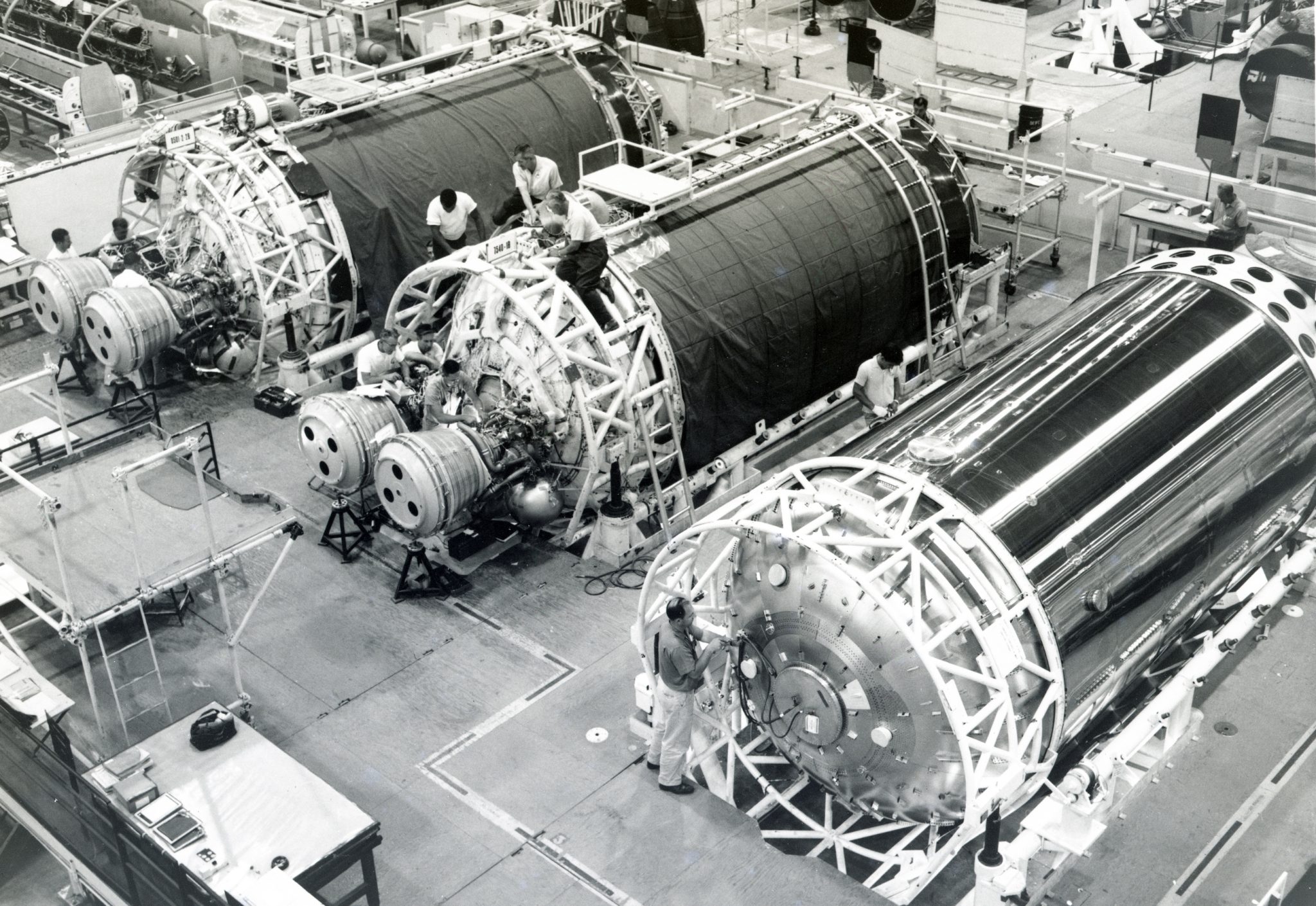 เครื่อง RL10 และ Centaur Upper Stage ชิ้นส่วนจรวดรุ่นปู่วัยเก๋า ที่วาง ...