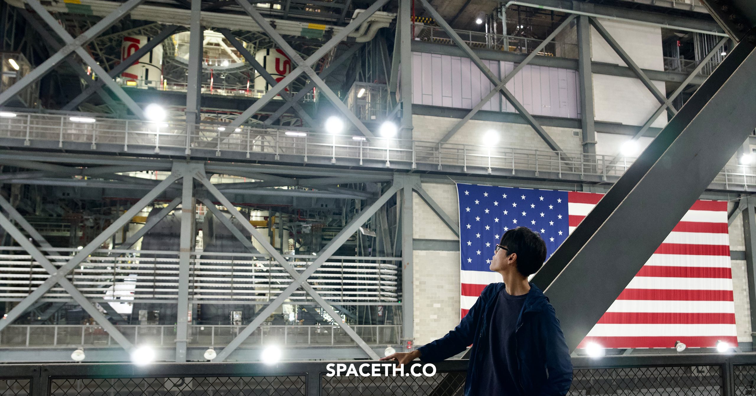 NASA พาทีมงานสเปซทีเอช ชมการประกอบจรวด SLS ในอาคาร VAB